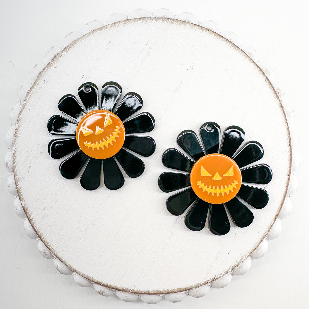 AP Acrylic Pendant SPOOKY DAISY – Campbells and Chaos